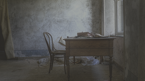A Journey Through the History of the Desk – Level Up Desks